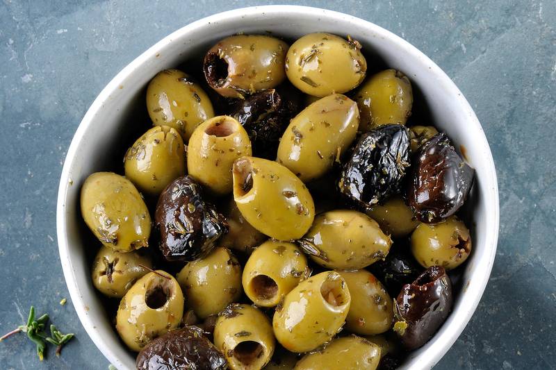Les Olives vertes Picholines importées et Olives noires à la grecque