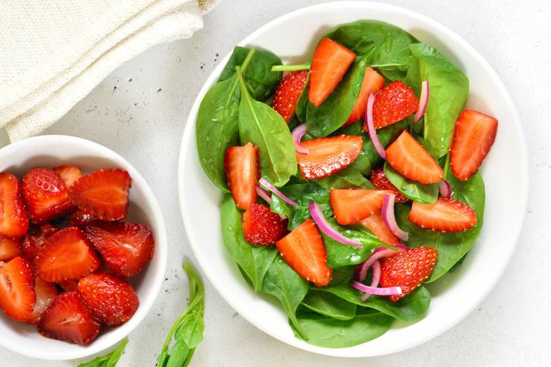 La recette de la salade de fraise & basilic - mon-marché.fr