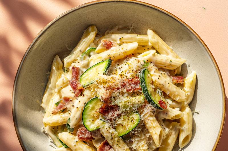 Recette des Pâtes crémeuses aux lardons et courgette - Mon Marché